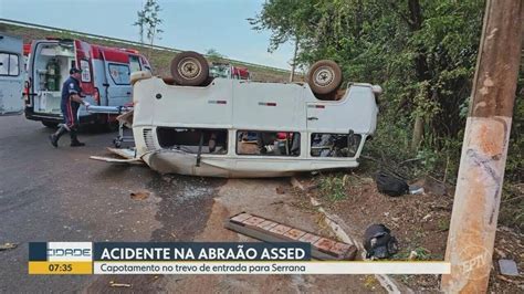 Kombi trabalhadores capota e fica de cabeça para baixo em rodovia