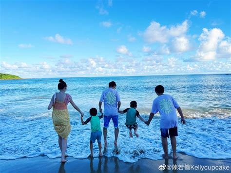 林志颖车祸后近照曝光！躺病床上与人牵手消瘦许多
