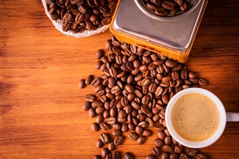 신선한 카페 상쾌한 카페인 화이트 컵 구운 유기농 커피 콩 농장 빈티지 나무 분쇄기 클래식 금속 커피 냄비 에 블랙 에스프레소와 유리 크림 거품 우유 카푸치노 라떼 0명에