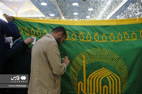 مشرق نیوز عکس غبارروبی ضریح حرم حضرت معصومهس توسط زندانیان