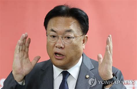 비상대책위원회의 내용 브리핑하는 정진석 비상대책위원장 연합뉴스