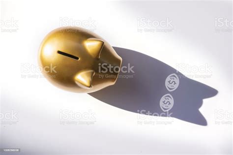 눈에 그림자와 함께 흰색 바탕에 상위 뷰 골드 돼지 저금통은 돈을 아이콘 이다 개념 저축 개념에 대한 스톡 사진 및 기타 이미지