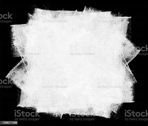 손으로 검은 배경에 흰색 페인트의 큰 얼룩을 롤아웃 및 페인트 롤러 페인트와 다층 효과의 눈에 보이는 고르지 불규칙한 넓은 흔적추상 벡터 그림 페인트에 대한 스톡 벡터 아트