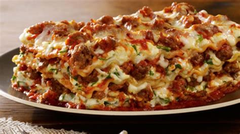 طرز تهیه لازانیا با سوسیس و قارچ؛ در فر به همراه فوت و فن ها مجله اکالا