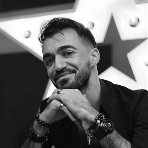 Я рюмсав Мені було соромно А Тато й не збирався мене сварити Він мовчки поклав на сторінки