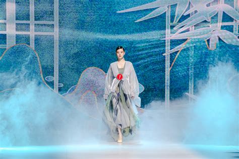仪裳风尚 华姿礼序 第二届中国国际华服设计大赛总决赛暨第三届“泉城风尚”国际时装周举办中国网