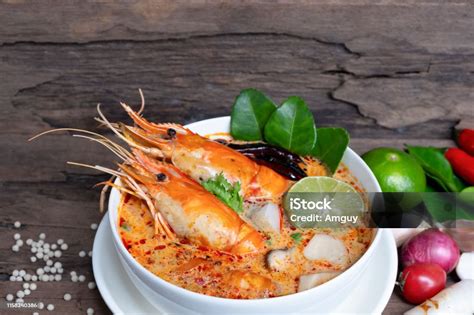 Tom Yum Goong 또는 새우 수프 매운 신 수프 태국 전통 음식은 칠리 라임 레몬 그라스 라임 잎 상단에서 오래된 나무
