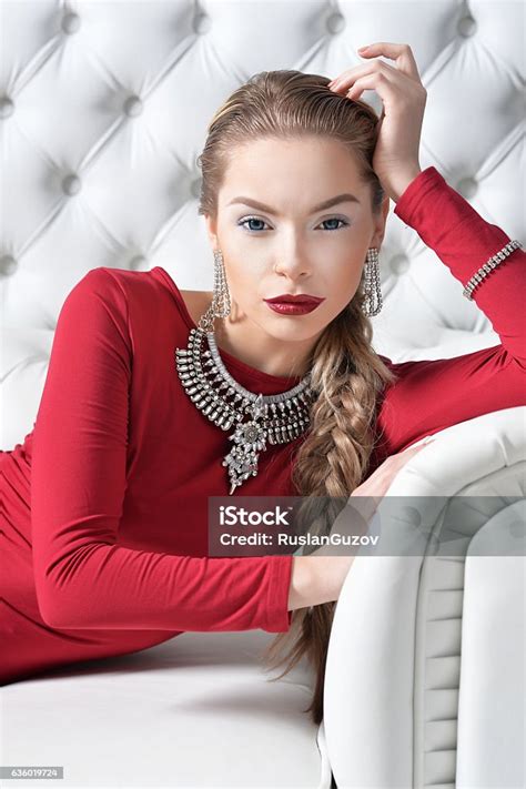 여자 Red 정장용 관능에 대한 스톡 사진 및 기타 이미지 관능 귀여운 긍정적인 감정 표현 Istock