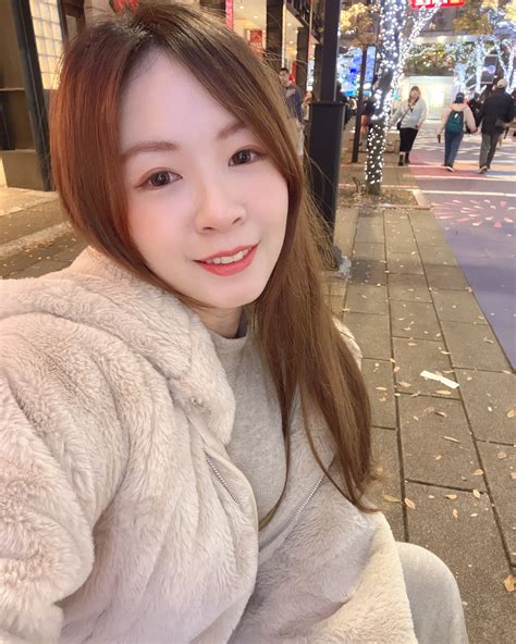 恐龍妹 林心穎 日本連鎖的「筑前屋」終於來台了～ 就座落在方便熱鬧的📌信義a19 百坪的旗艦店超豪華💯 門口的鳥居⛩️入口的許願版 ️ 天花板掛著滿滿的燈籠🏮 整個佈景都很日式🇯🇵 就