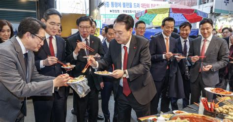 국제시장 찾은 尹 이재용 회장 등 재계 총수들과 떡볶이 시식