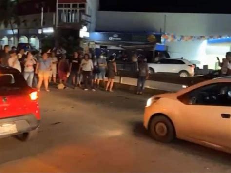 Vecinos De Valle Dorado Bloquean Carretera 200