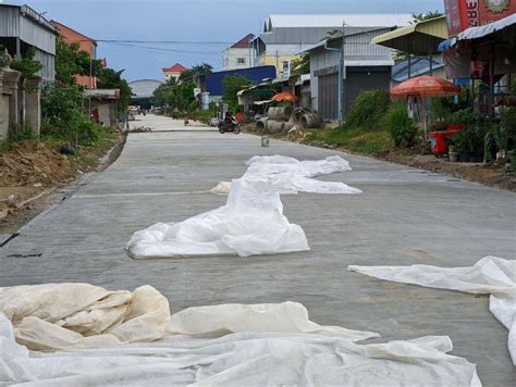 អភិបាលខេត្តតាកែវ អញ្ជើញចុះត្រួតពិនិត្យការស្ថាបនាផ្លូវចាក់បេតុង ១ខ្សែ មានប្រវែងជិត ១ពាន់ម៉ែត្រ
