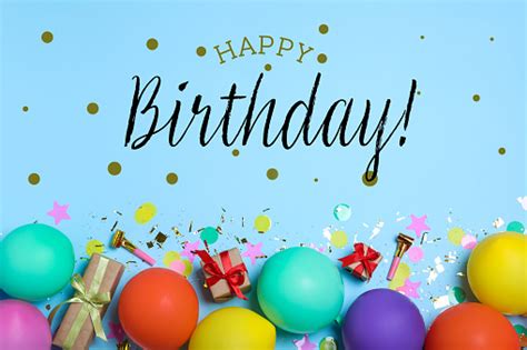 생일 축하해요 연한 파란색 배경에 풍선과 색종이가있는 평평한 누워 구성 0명에 대한 스톡 사진 및 기타 이미지 0명 개체