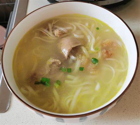 【墨鱼花胶鸡汤面的做法步骤图，怎么做好吃】段97357iop下厨房