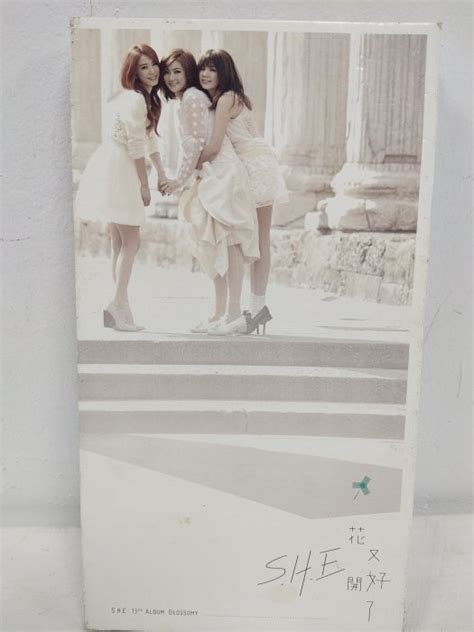 二手cd~she 花又開好了 Cddvd 華研國際2012年 長條裝 含明信片 寫真歌本 ~有細紋不影響音質 Yahoo奇摩拍賣