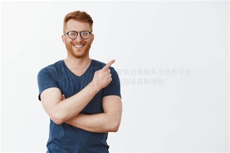 白种人高清图片 英俊的红发男性的肖像，戴着眼镜和 T 恤，指着右上角，高兴地微笑 产品实拍免费下载格式626像素编号