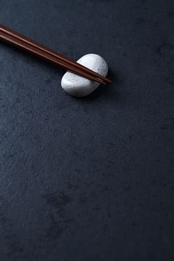 나무 젓가락과 젓가락은 어두운 돌 배경에 휴식 닫아 공간을 복사합니다 0명에 대한 스톡 사진 및 기타 이미지 0명 검은색 고풍스런 Istock