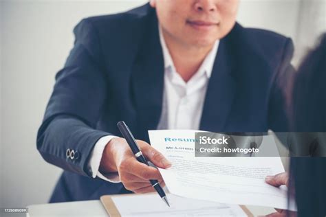 인사 담당자가 인터뷰한 사업가 면접 신입사원이 웃는 얼굴로 사무실에서 악수를 나누고 있다 Hr 매니저 면접 체크 이력서 대면 면접 개념 2명에 대한 스톡 사진 및 기타