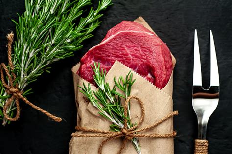 정육점에서 고기 종이에 싸여 콘크리트 검정색 배경에 쇠고기 조각 고기에 대한 스톡 사진 및 기타 이미지 고기 눈 신체 부분 로즈마리 Istock