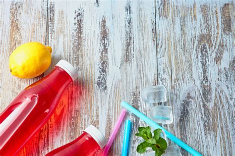 딸기와 페트 병 상쾌한 음료 흩어진 얼음 조각과 마시는 빨 대 초라한 나무 테이블의 배경에 닫습니다 복사 공간 0명에 대한 스톡 사진 및 기타 이미지 Istock