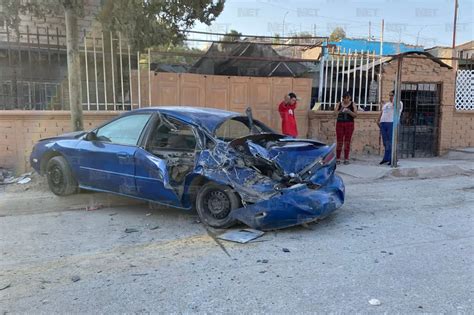 Juárez Camión de personal se queda sin frenos y choca dos carros