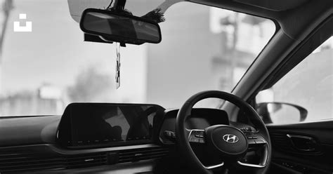 대시 보드와 스티어링 휠이 있는 차량 내부 사진 Unsplash의 무료 구루그람 이미지