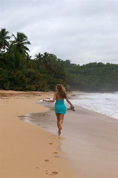Mujer Atractiva En La Playa Del Caribe Imagen De Archivo Imagen De