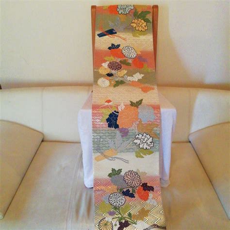 唐織り 袋帯 能衣裳写しの金色の七宝模様に菊、牡丹が艶やかに 長さ約450cm By メルカリ