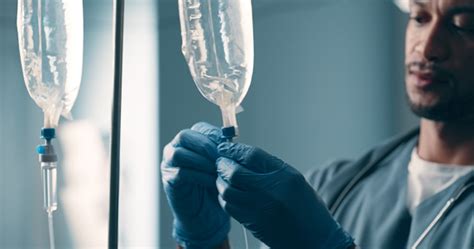 병원 Iv 드립 의학 및 장갑을 낀 의사 치료 결과 및 액체 주입 가방이 있는 건강 관리 및 웰빙 수액 주입 치료 및 마취를