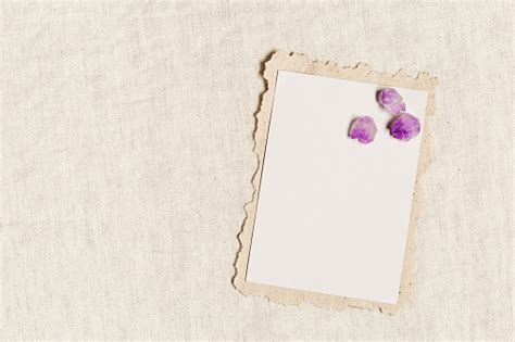빈 초대 카드 자연 크리스탈빈 카드 식탁보 배경에 힐링 스톤 보라색 자수정 문자 메시지를위한 복사 공간이있는 찢어진 공예 용지