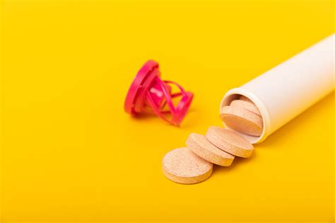 질감 배경에 약병에서 쏟아져 나오는 색깔의 의료 알약 비타민 건강 개념입니다 면역 약물 복사를 위한 공간입니다 텍스트를 위한