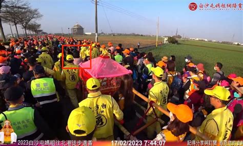 日本女記者跟拍媽祖進香！下秒竟變「粉紅超跑」扛轎人員 畫面網笑翻
