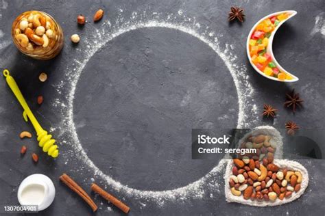 밀가루 음식과 피자 도마는 테이블에 집에서 빵 굽기베이커리 개념으로 개념에 대한 스톡 사진 및 기타 이미지 개념 개념과 주제 건강한 식생활 Istock