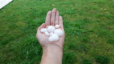 Temporal Com Granizo Atinge Curitiba E Região E Ruas Ficam Cobertas De