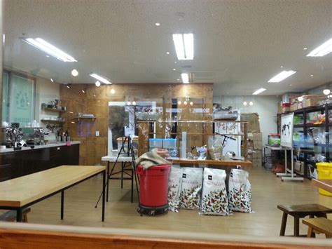 더치커피1501 잠시 휴식이 필요 할 때 찾는 나만의 공간이 하나쯤 있기 마련인데 저는 카페를 주로 찾습니다 제가 자주 찾는 카페는 특색이 있는데 로스팅 작업실이 투명