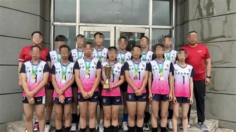 救援现场曝光！齐齐哈尔体育馆楼顶坍塌，受伤人员为女排队员和教练凤凰网视频凤凰网