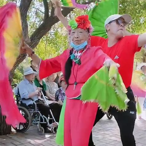 85歲馬玉琴被騷擾？追求者與其親密熱舞，網友：看上錢了吧 每日頭條