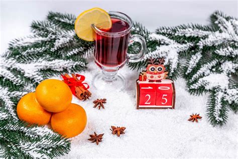 Aufsicht Ein Glas Glühwein Mit Zimtstange Und Einer Scheibe Zitrone