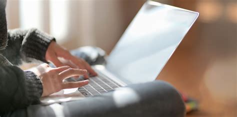 랩톱 컴퓨터로 프로젝트를 작업하는 젊은 여성 프리랜서의 클로즈업 뷰 공부에 대한 스톡 사진 및 기타 이미지 공부 노트북 노트북 사용하기 Istock