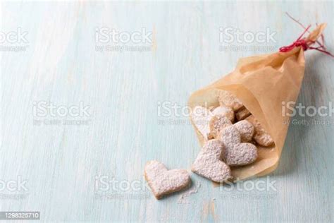 발렌타인 데이 선물을 위해 크래프트 백에 가루 설탕을 뿌린 맛있는 홈메이드 하트 모양쿠키 가루 설탕에 대한 스톡 사진 및 기타