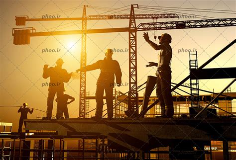 عکس مهندسان ساختمان بر روی ساختمان های در حال ساخت و آسمان در حال غروب عکس با کیفیت و تصاویر