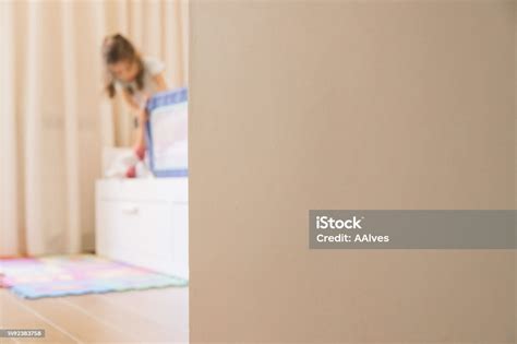 작은 백인 소녀는 침실에서 놀고 침대에 오르락 내리락하여 훌륭한 운동 능력을 개발합니다 의도적으로 흐릿한 배경 복사 공간 2 3
