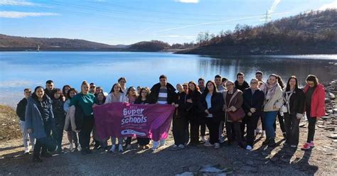 12 ученици предводени од координаторите на проектот психолог Даница Скрческа и наставник Сања