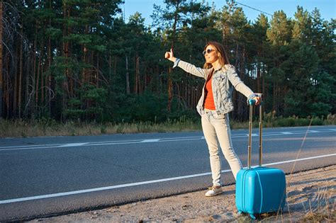 가방을 들고 있는 소녀가 차를 히치하이크합니다 숲속의 길 히 치 하이킹 여자에 대한 스톡 사진 및 기타 이미지 여자 한 명의 여자만 히치하이킹 Istock