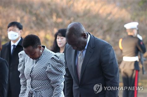 묵념하는 윌리엄 루토 케냐 대통령 연합뉴스