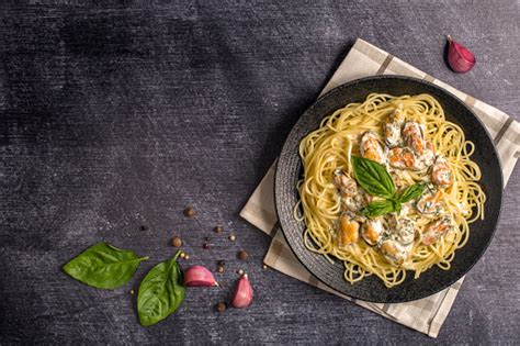 어두운 배경에 홍합의 고기와 맛있는 식욕을 돋우는 스파게티 이탈리아 음식 공간을 복사합니다 맨 위 보기 0명에 대한 스톡 사진 및 기타 이미지 Istock