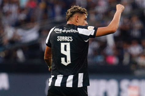 Botafogo confirma lesão de Tiquinho Soares e vira desfalque