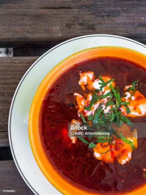 보르쉬 어두운 나무 배경에 전통적인 우크라이나어와 러시아 비트 뿌리 수프 맨 위 보기 공간을 복사합니다 고기에 대한 스톡 사진 및 기타 이미지 Istock