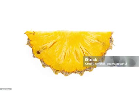 잘 익은 파인애플은 흰색 배경에 고립 된 열 대 과일입니다 감귤류 과일에 대한 스톡 사진 및 기타 이미지 감귤류 과일 건강한 식생활 과일 Istock