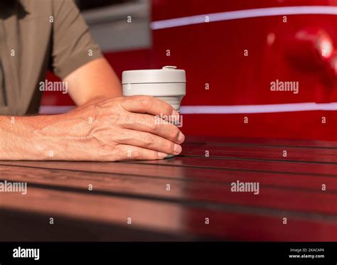 Mains de sexe masculin tenant une tasse à café écologique réutilisable à emporter dans les mains